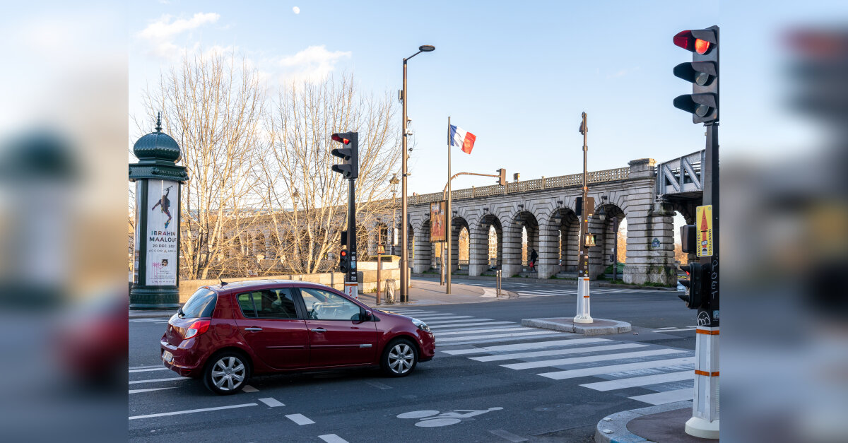 Conduite autonome : un mât connecté mutualisé mis en service à Paris ...
