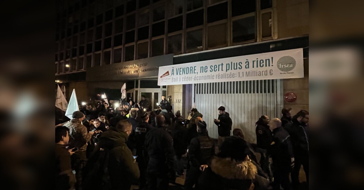 Inrae: manifestation d'agriculteurs devant le siège; le P-DG reçu par A ...