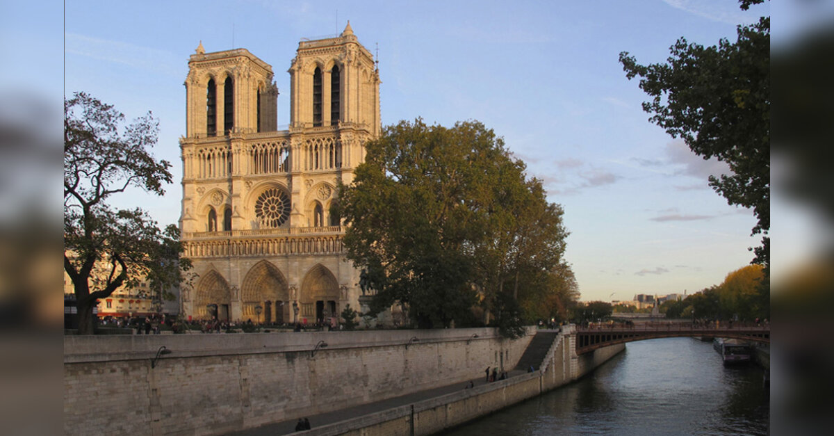 Notre-Dame de Paris : installation de la cloche des JOP à son sommet le ...