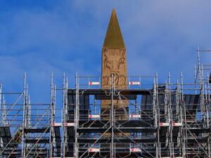 Fin de la restauration de l'obélisque de Louxor à Paris avec la pose de ...