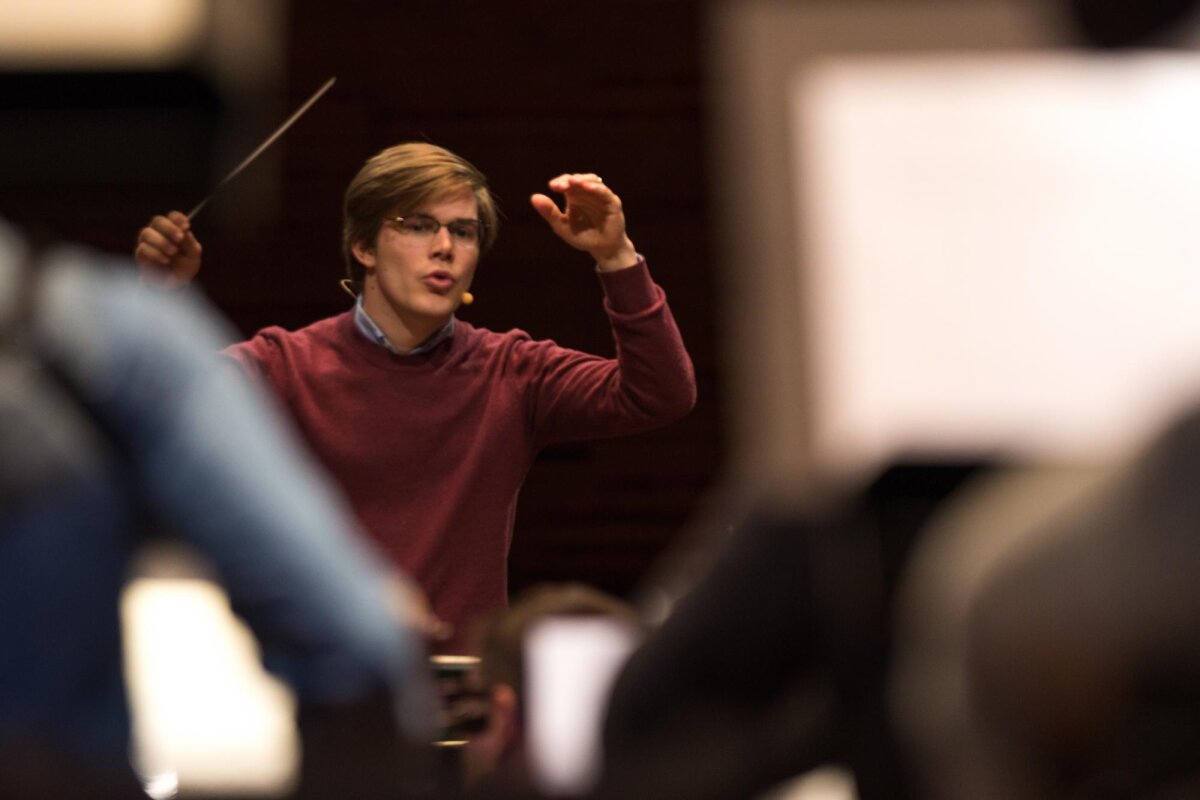 Le Suédois Anton Holmer chef assistant de l’Orchestre national de Lyon ...