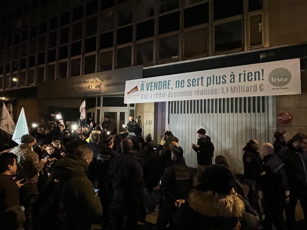 Inrae: manifestation d'agriculteurs devant le siège; le P-DG reçu par A ...