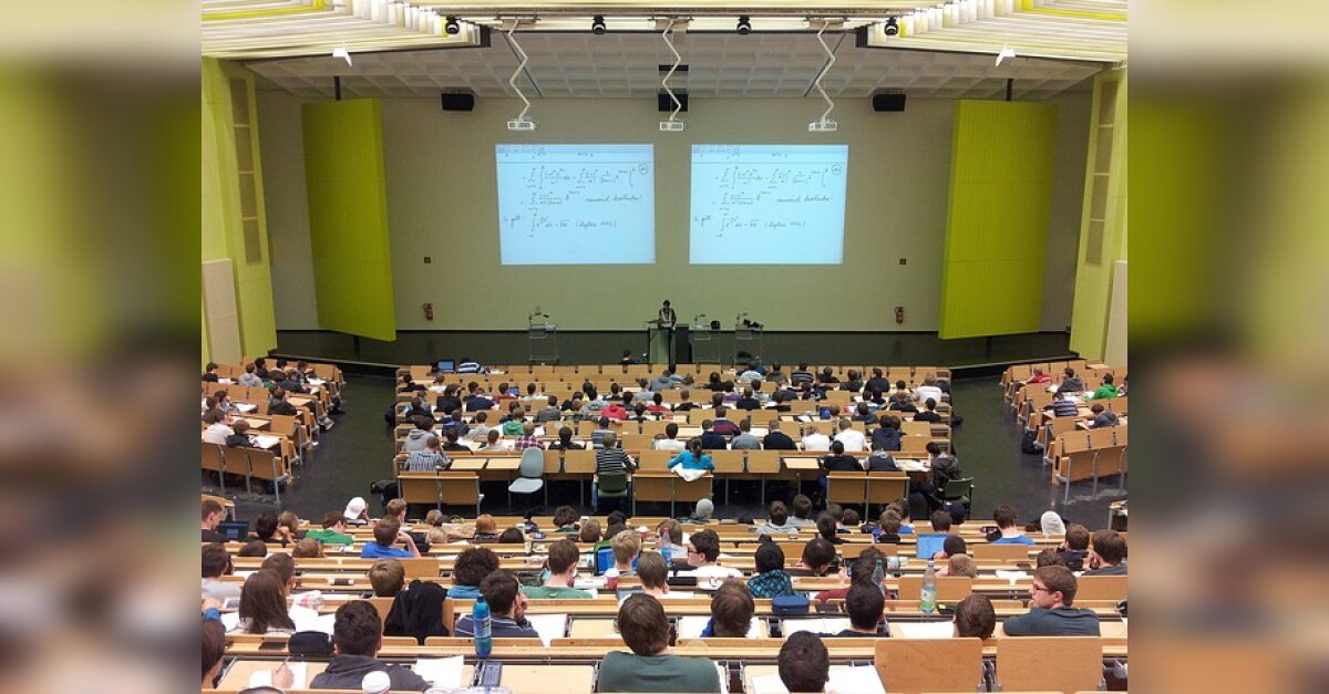 La distinction entre cours et TD dans le service des E-C ne peut se ...